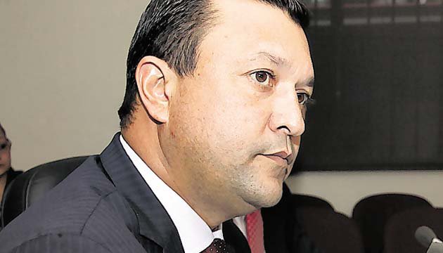 Edwin Cárdenas pone cargo a disposición | Día a Día