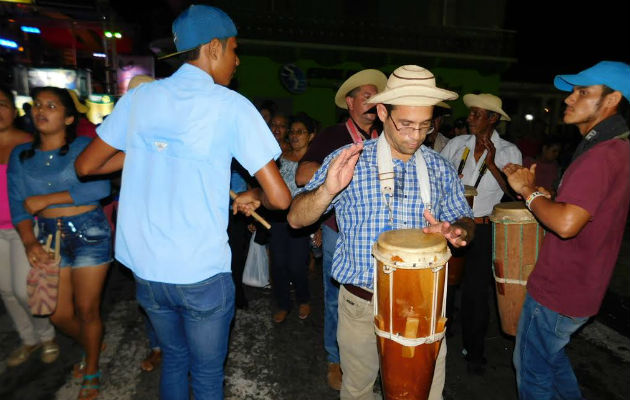Tableños conservan su tradición bailando tamborito | Día a Día
