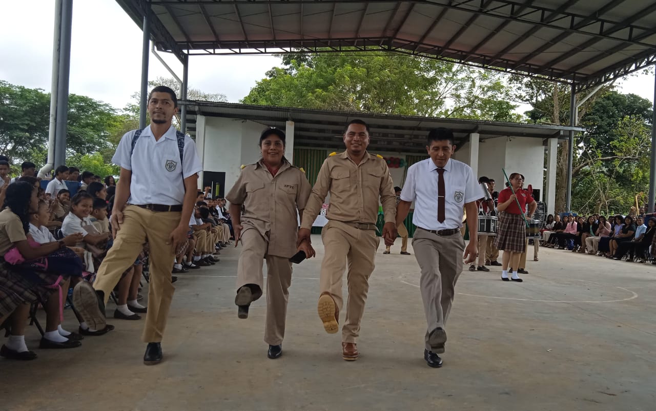 Modelaje, canto y desfile; el homenaje cultural del IPT de Capira en el ...